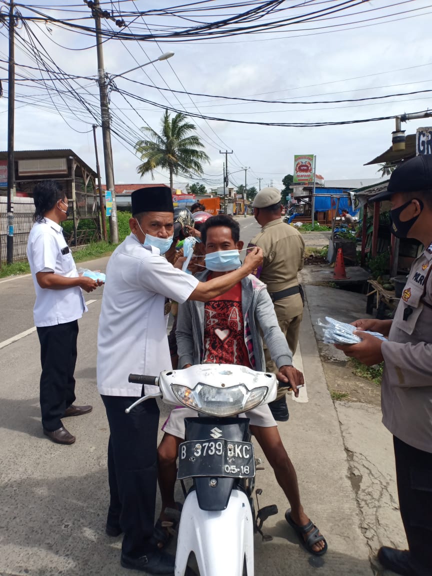 Kepala Desa Tanjakan bersama tiga Pilar Rajeg bagikan masker ...